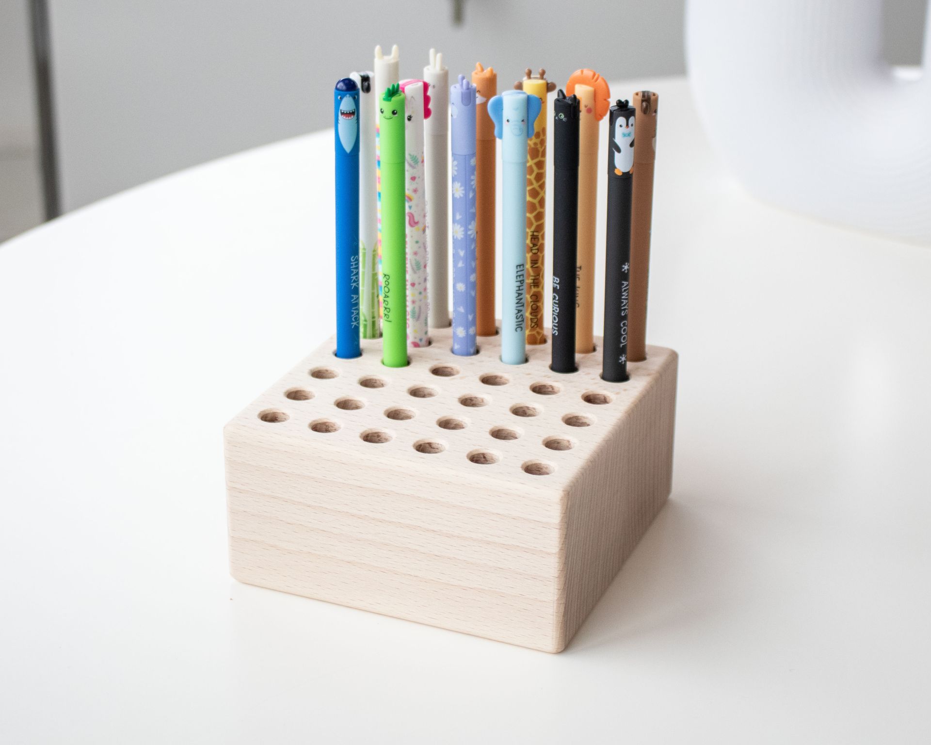 Stiftehalter für Legami Stifte – Holzblock mit 36 Löchern | Invy Design